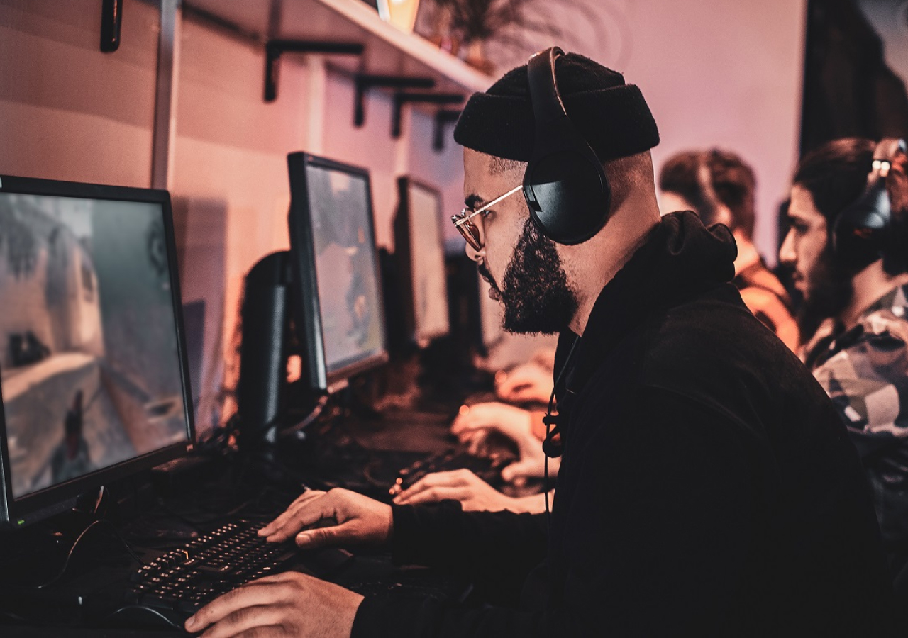 PROFESSIONAL GAMER & ESPORT ORGANIZATION - TRA